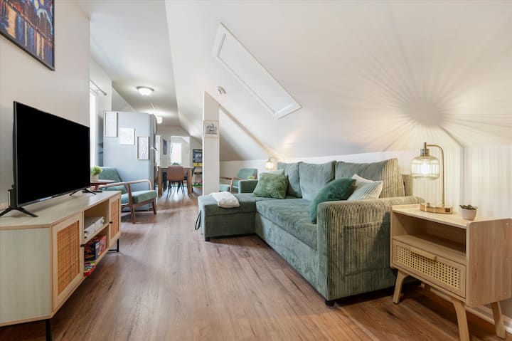Cozy Urban View Retreat Near Downtown - Sleeps 7 - SeatGeek Stadium - Bridgeview