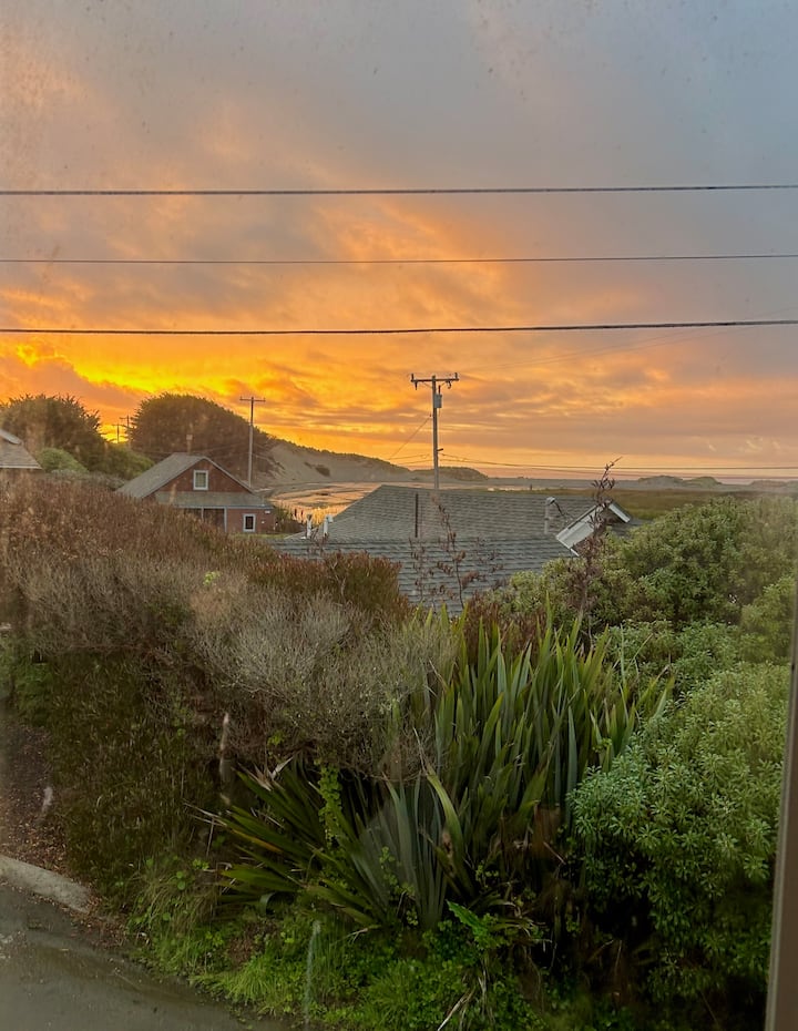 Seaside Cottage With Ocean Views By The Beach - Bodega Bay, CA