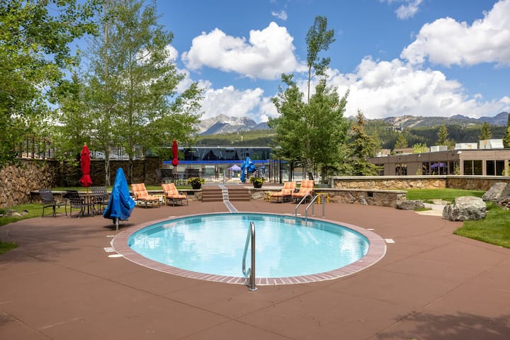 New! Ski-in Ski-out Condo + Hot Tub & Pool - Big Sky, MT