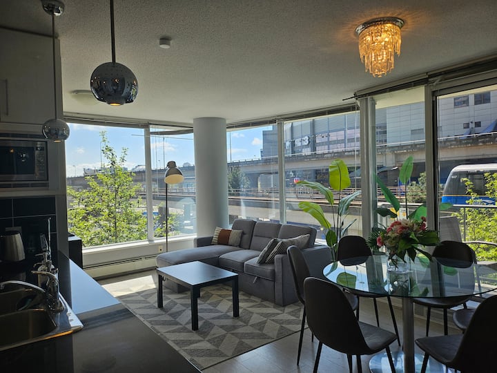 Luxury City Retreat | 4br W/ Pool & Parking - Vancouver