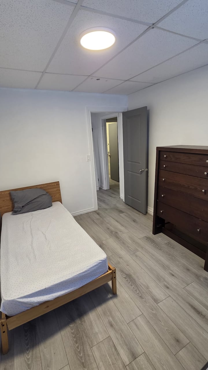 Modern South Winnipeg Stay Near Thermea Spa - Winnipeg