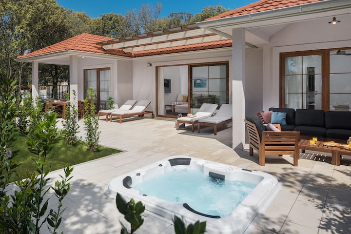"Villa Porto Bus Hot Tub 1" Nearby Rovinj -. - Rovinj