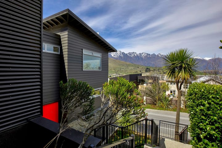 Alpine 75 Residence - Queenstown Hill 5 Bed - Queenstown, New Zealand