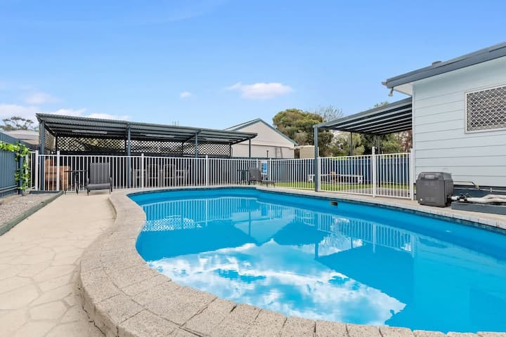 Wine Down Retreat - The Great Entertainer - Cessnock