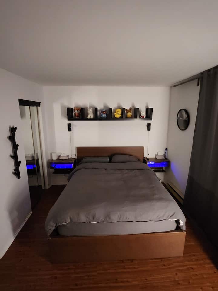Contemporary, Stylish With Full Kitchen - Laval, Quebec, Canadà