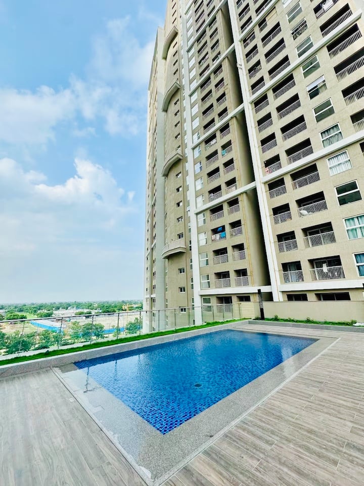 Sky Imperial Suite At 12th Floor | Ac, Wifi, Pool - Gandhinagar