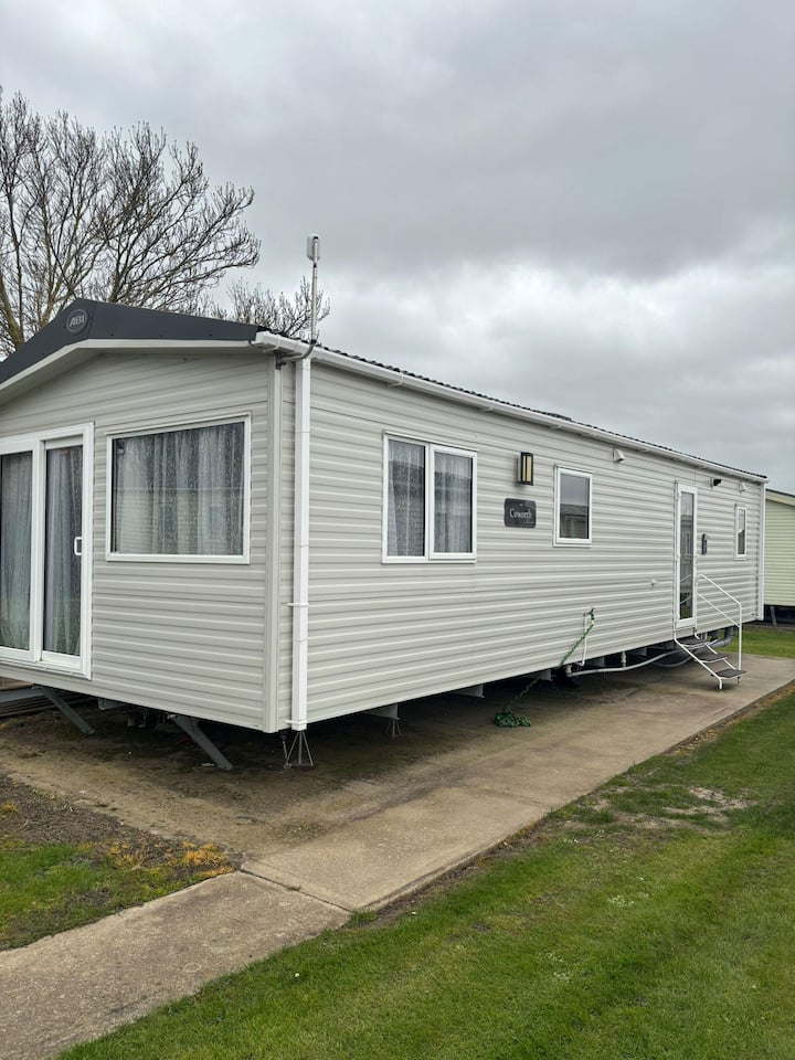 Caravan At St Osyth Beach Park Ref 28014pm - Clacton-on-Sea