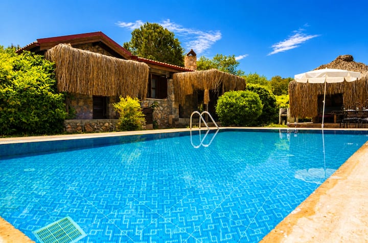 Doğanın Içinde 2 Yatak Odalı Havuzlu Taş Villa - Kayaköy