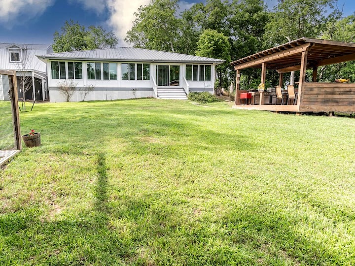 Pet-friendly Colorado River Cabin In Bastrop - Bastrop, TX