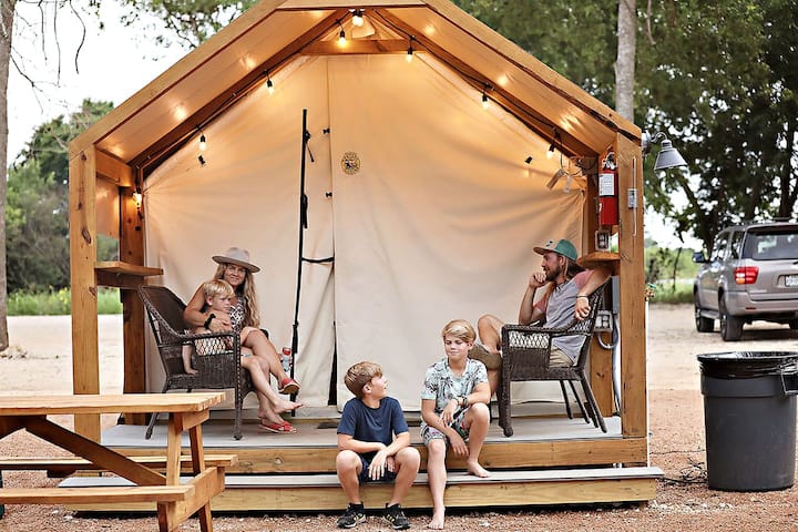 Peaceful Safari Tent Retreat In Marion, Tx - Northern Lights, Seguin