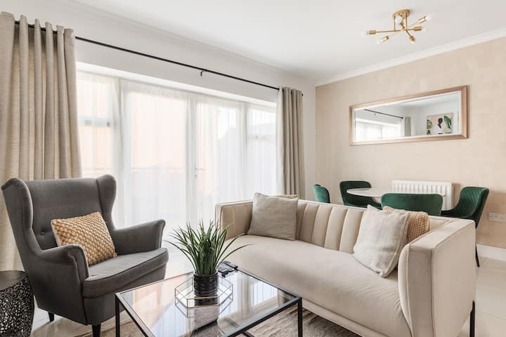 Peaceful 3br House W/ Patio In Millbrook Park - London, UK