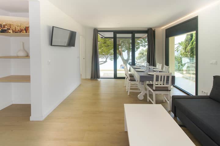 1st Floor Beachfront Apartment In L’almadrava - Cadaqués