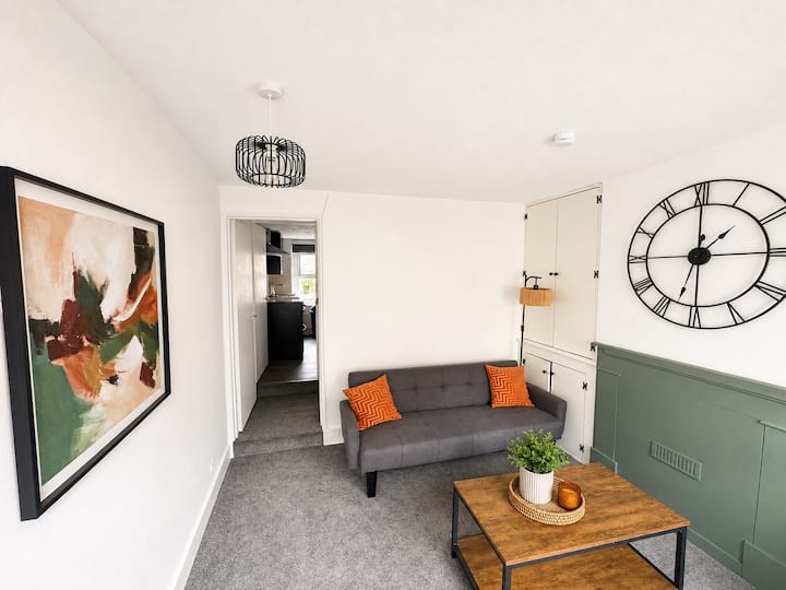 Modern 2-bed House + Garden | 10m Walk To Town - Tonbridge