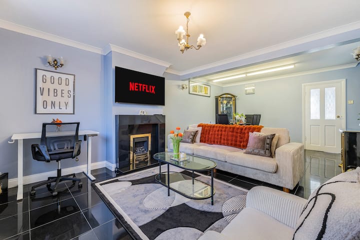 Stylish 2br Home |Sleeps 4 |Garden & Free Parking - Romford
