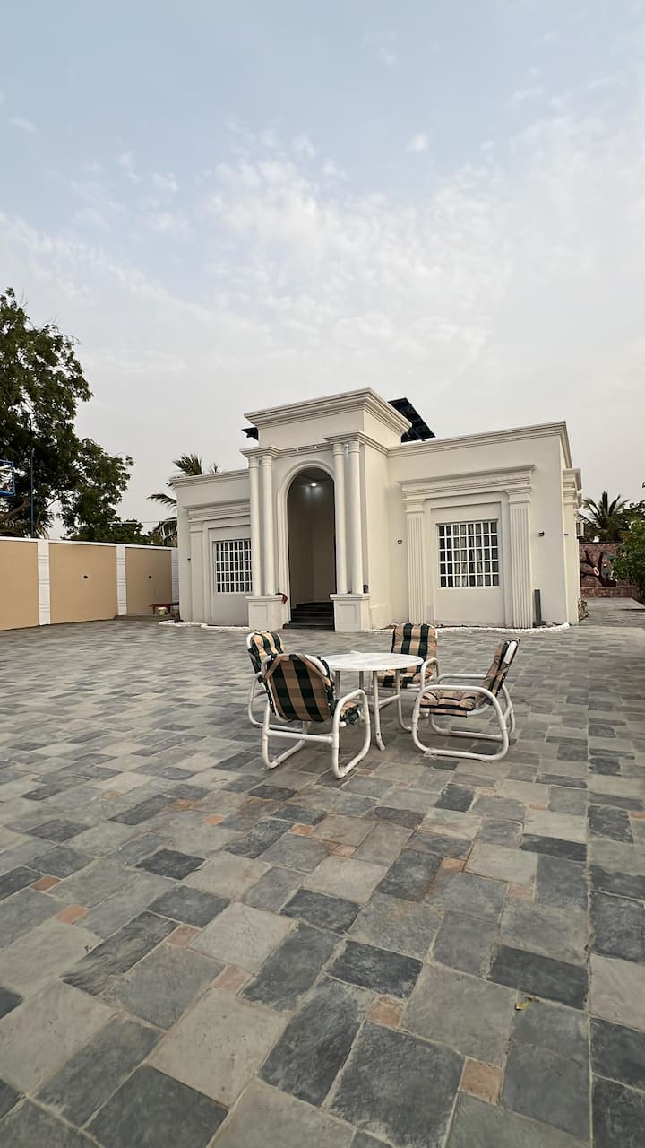 White Palace: Luxury Farmhouse With Private Pool - Karachi
