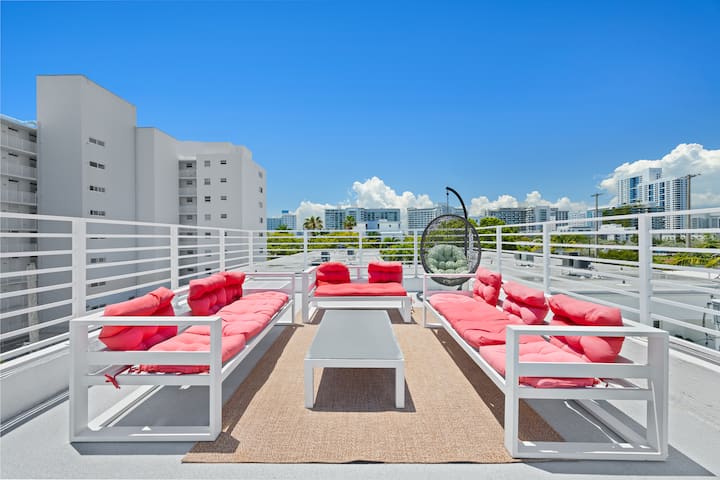 South Beach Rooftop Apt (Hosts Up To 16+guests) - Miami Beach, FL