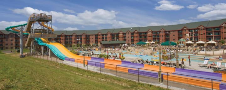 Glacier Canyon 3-bedroom Deluxe Wilderness Retreat - Baraboo, WI