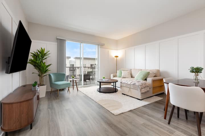 Stylish 2br Haven | Pool, Free Parking, Gym - Naperville