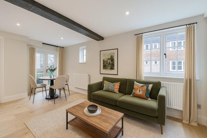 Modern & Historic Mill Flat With Stream Views - 吉爾福德