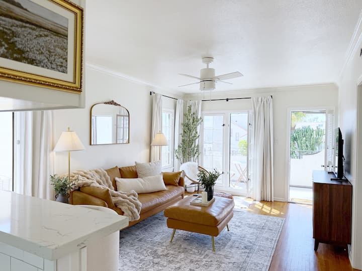 Quaint Upstairs Cottage Near Beach Walk To 2nd St - Long Beach, CA