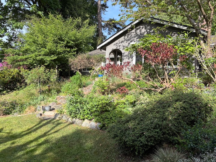 Comfy Home, Steps From The Ferry - Bowen Island
