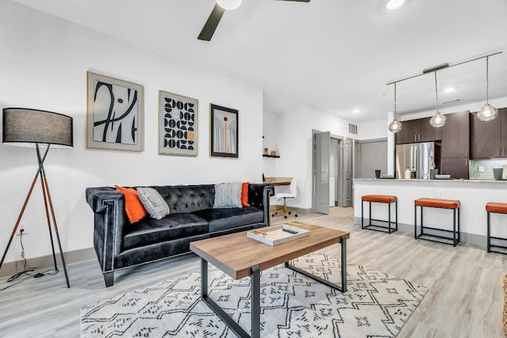 Bright Modern Oasis - Carrollton, TX