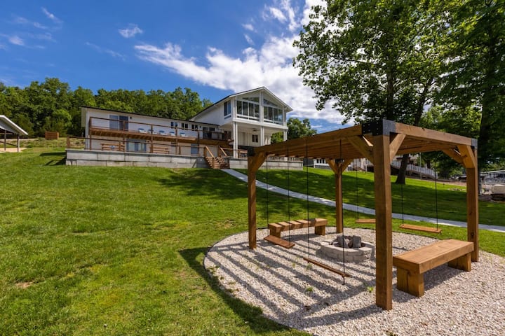 The Sway Stay - Lakeside Fire Pit & Location! - Lake Ozark, MO