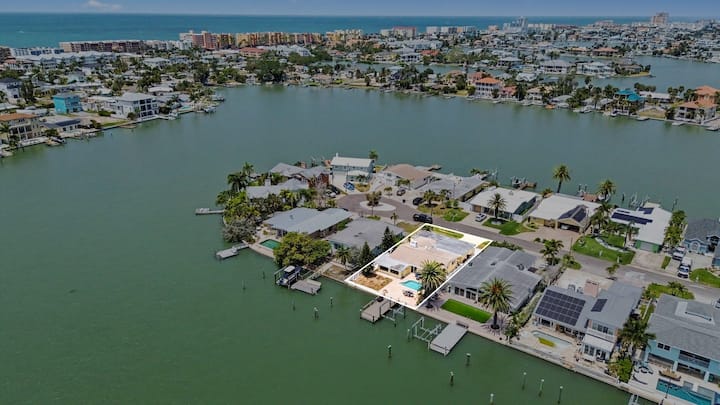 Beautifully Remodeled Waterfront House With Pool! - Redington Beach, FL