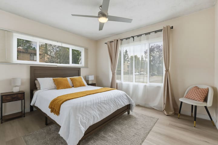 Single Story/4b3ba/4 Beds/sofa Bed/2kitchens/2 W/d - Baldwin Park, CA