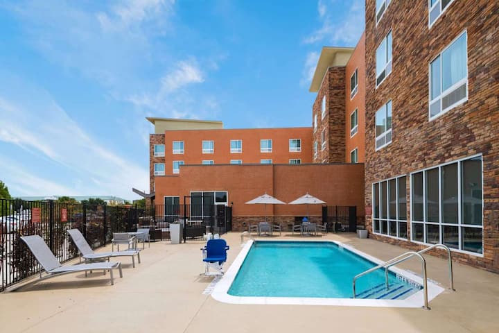 Close To Dfw Airport | Free Breakfast & Shuttle - Grapevine, TX