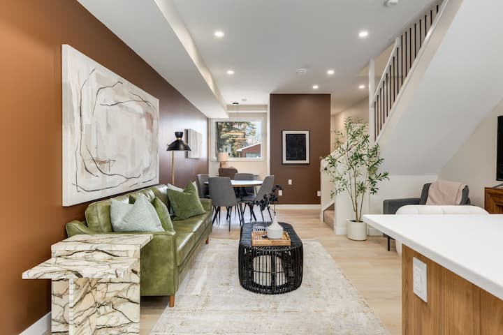 "Honey" New 3 Bdrm Townhome-10 Mins From C-train! - Mount Royal University