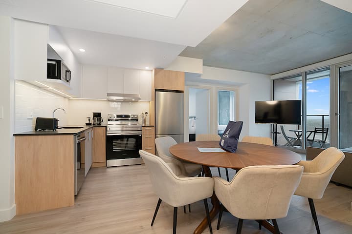 Sky-high Lux 2102: Prime Location/gym/pool Access - Montreal