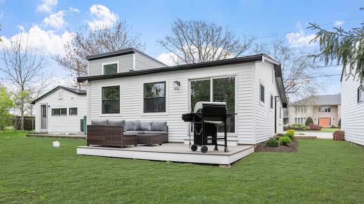 Brand New Remodeled Home, Minutes From The Beach. - Newport, RI