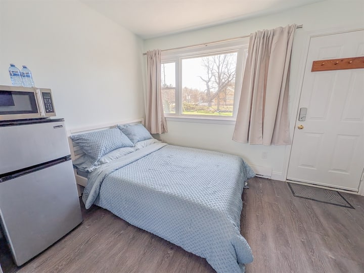 #3 Private Studio Retreat W Kitchenette & Smart Tv - Kingston