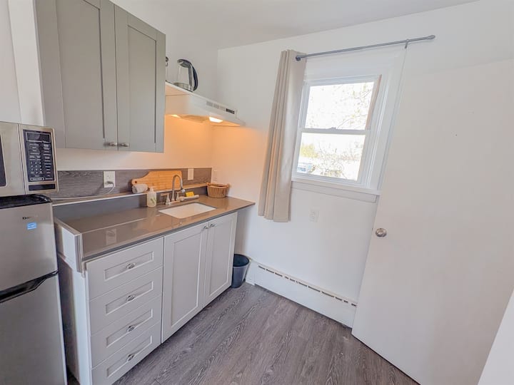 #4 Convenient Kingston Motel | Wifi + Parking - Kingston, Canadá