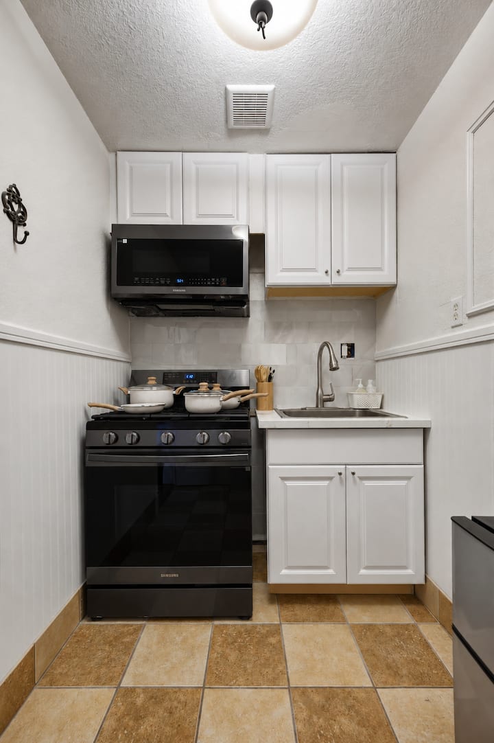 Private Entry Guest Suite/2 Full Beds/kitchen/pool - Ontario, CA