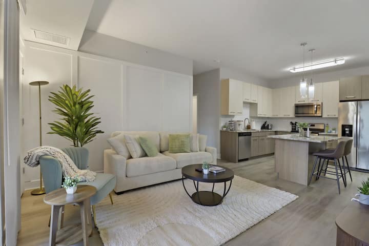 Elegant 2br Oasis | Free Parking, Playroom, Pool - Naperville, IL