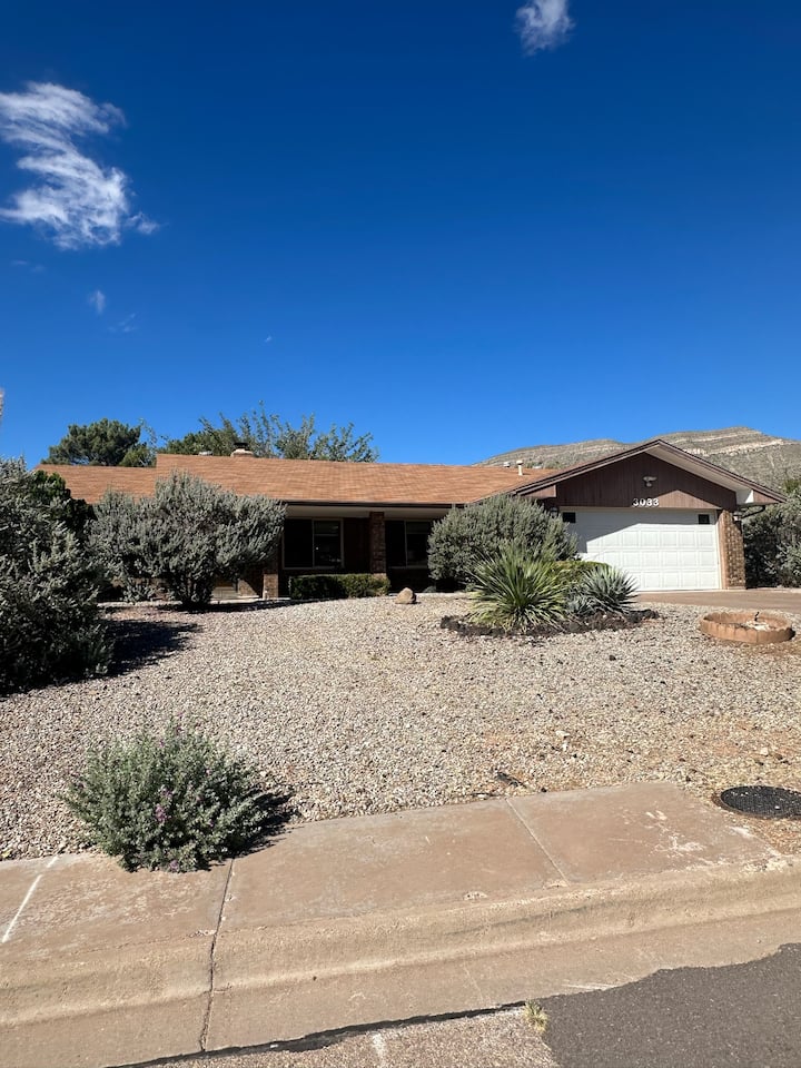 Cozy Family Retreat W/ Relaxing Private Back Patio - Alamogordo, NM