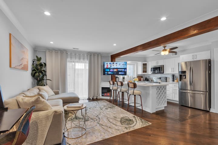 Modern Top-floor Apartment Near O’hare & Shops - Des Plaines, IL