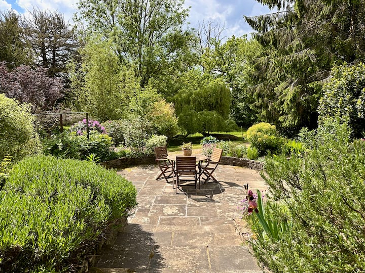 The Surrey Hills Snug | One-bed Barn Conversion - Shere