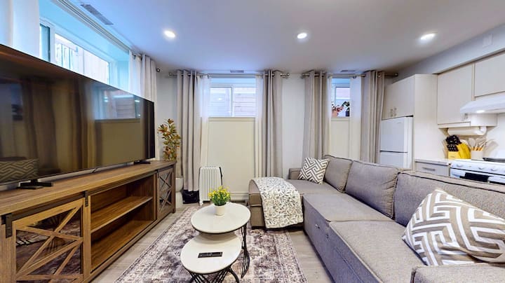 Stylish Queen Basement With Free Parking - Toronto