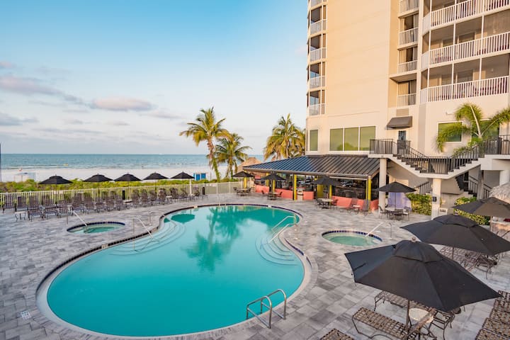 Beach Front Vacation Stay W/ Balcony, Pool Access - Fort Myers Beach, FL