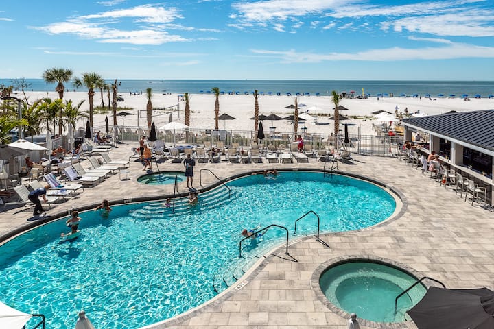 2 Gulf View Units W/ Kitchenette, Balcony, Parking - Fort Myers Beach, FL