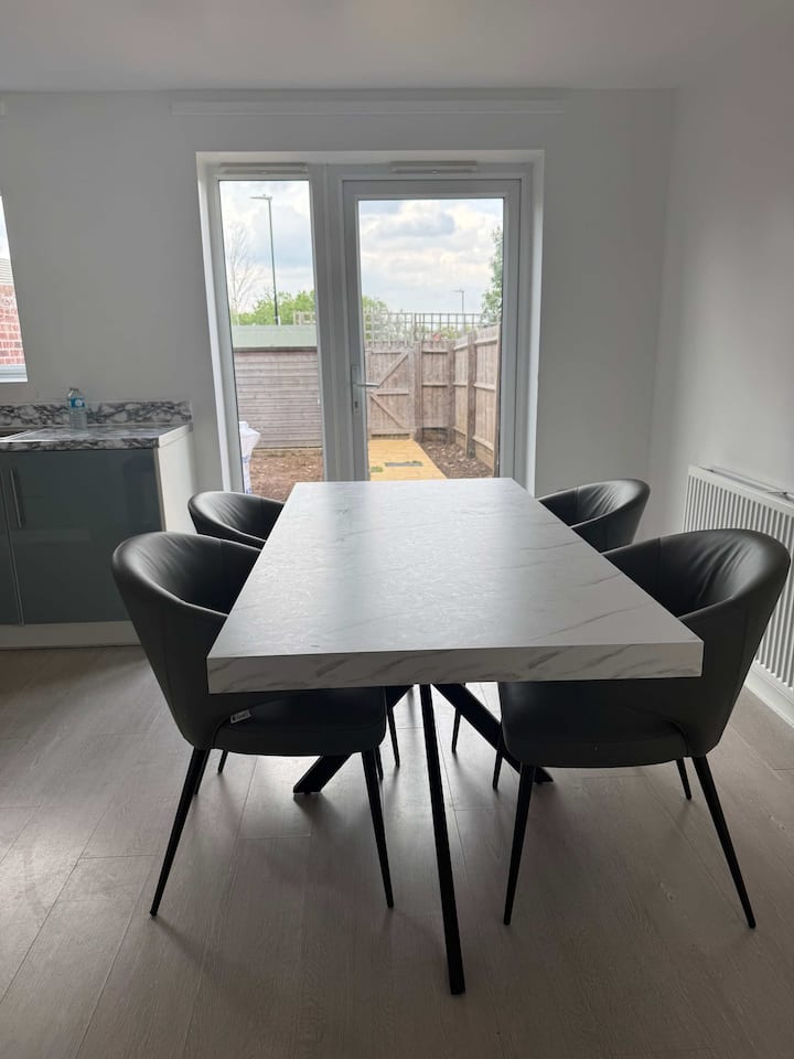 Huge 4 Bed House With Parking And Garden! - Bristol
