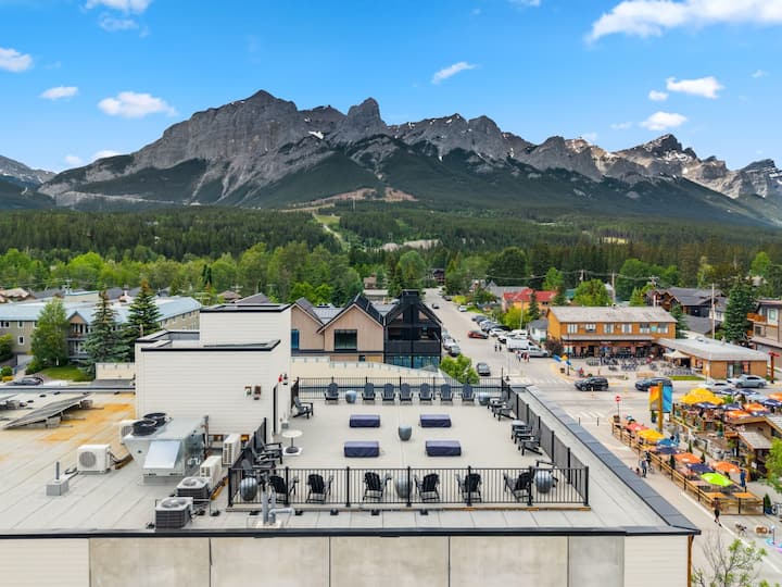 Main Street Fireplace Home, Rooftop Patio - Canmore