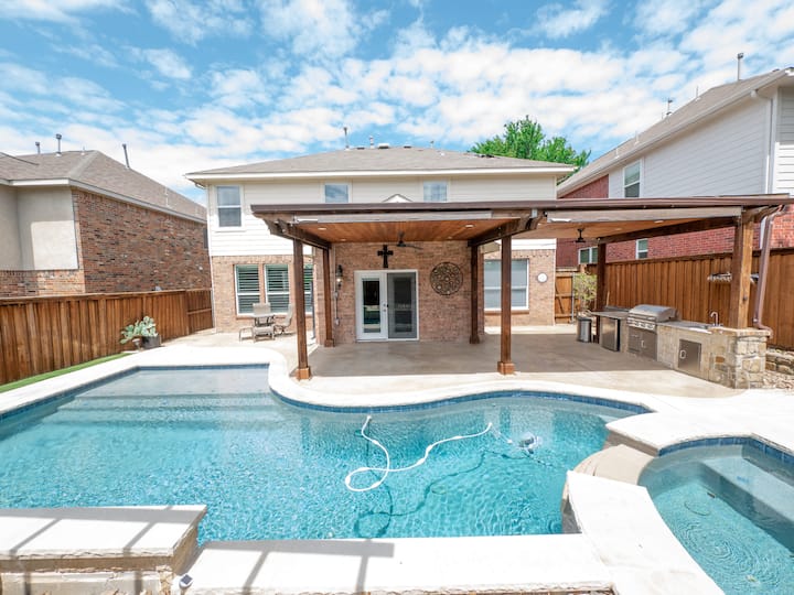 Family Getaway Pool/spa+game+ 4 Bedrooms 2 King - Frisco, TX