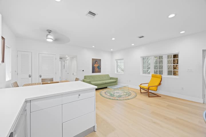 Best South Beach Miami Apt (Host Up To 20+ Guests) - Miami Beach, FL