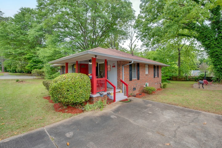 Peaceful Porch, Yard! Riverdale Home Near Dtwn Atl - Riverdale, GA