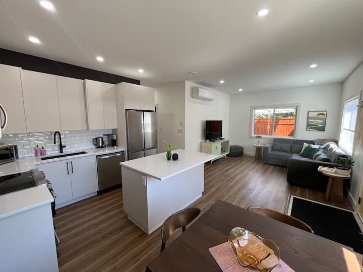 Stylish Carriage House In The Heart Of Penticton - Summerland