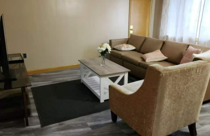 Cozy Newly Furnished 2-bedroom Home, Manchester - Manchester, NH